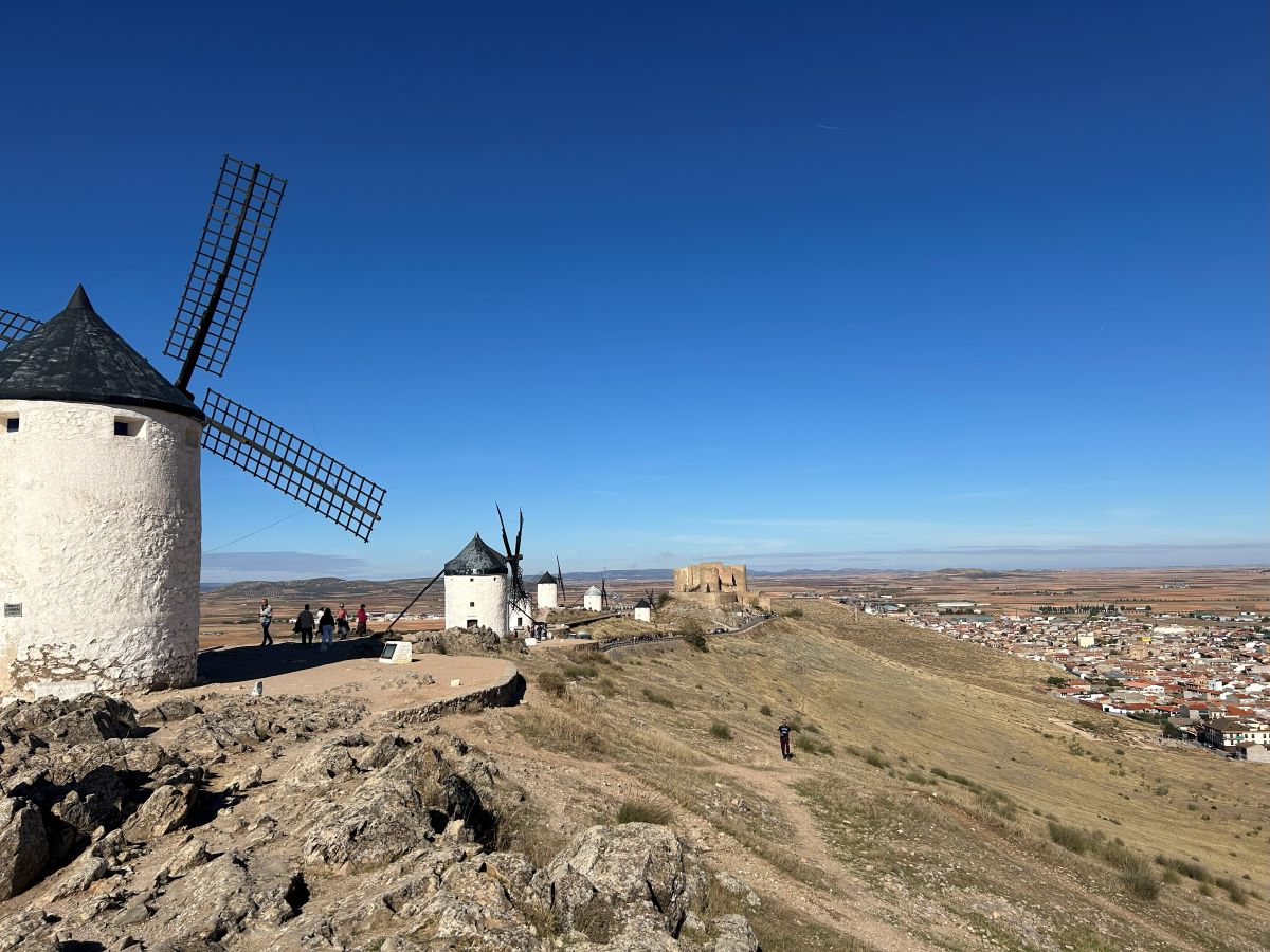 En un lugar de La Mancha surge el castillo de Consuegra y sus molinos ...